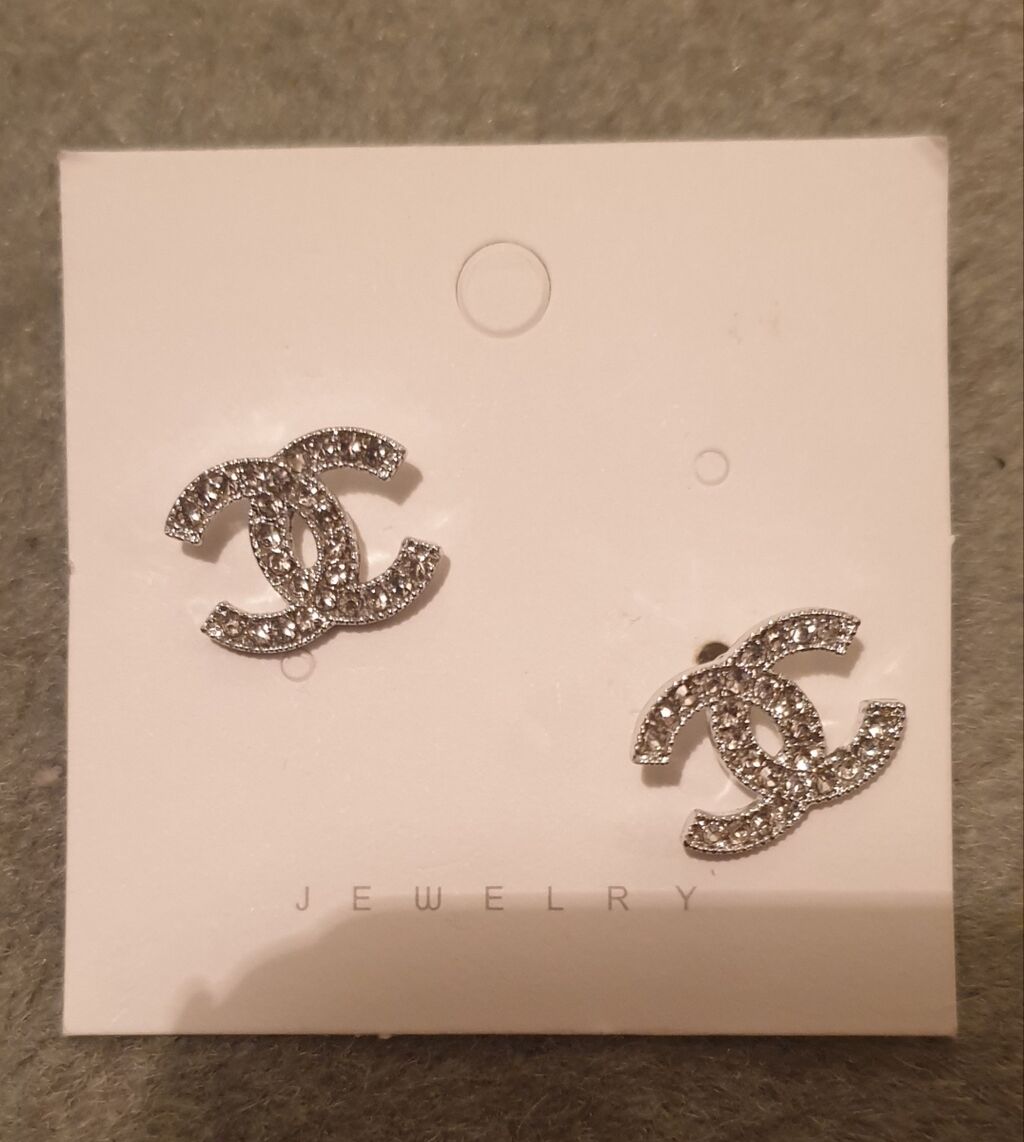 Chanel logo cc mindjuše srebrne boje sa cirkonima. Nove, veće su, na