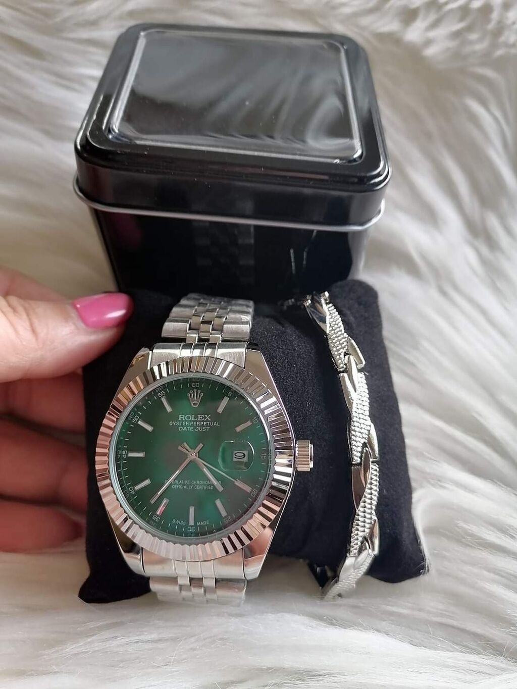 Sat Rolex + Magnetna narukvica Dobija se u kutiji Cena: 3400din