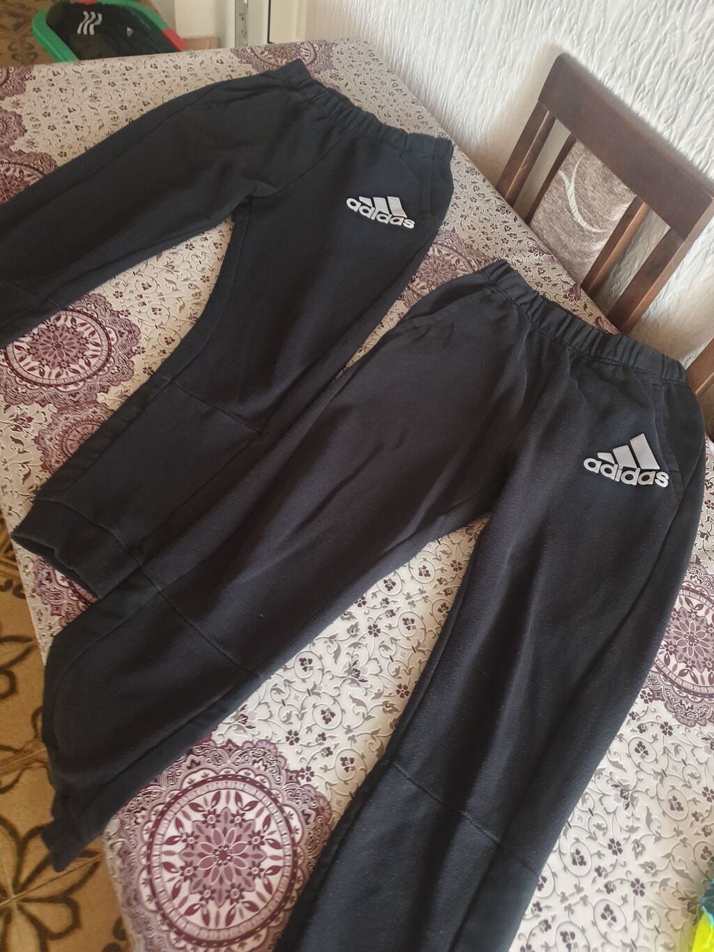 Orginal adidas trenerke kao nove za uzrast 12 god. Dva para iste