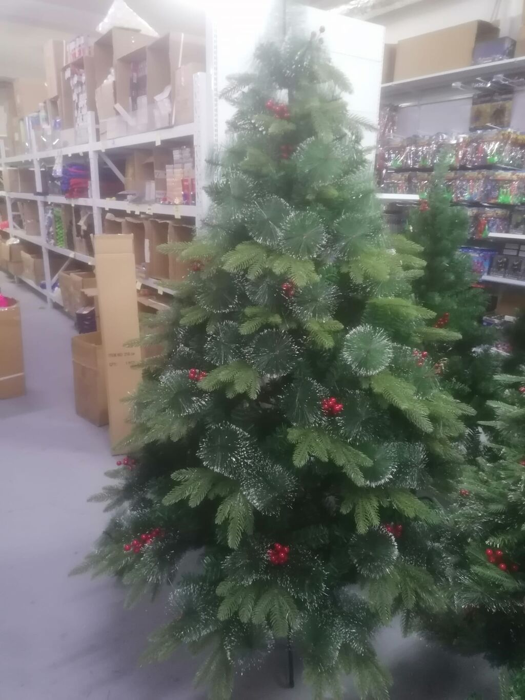Jelka gusta sa bobicama Tri vrste grana Cene: Akcija dok traju zalihe
