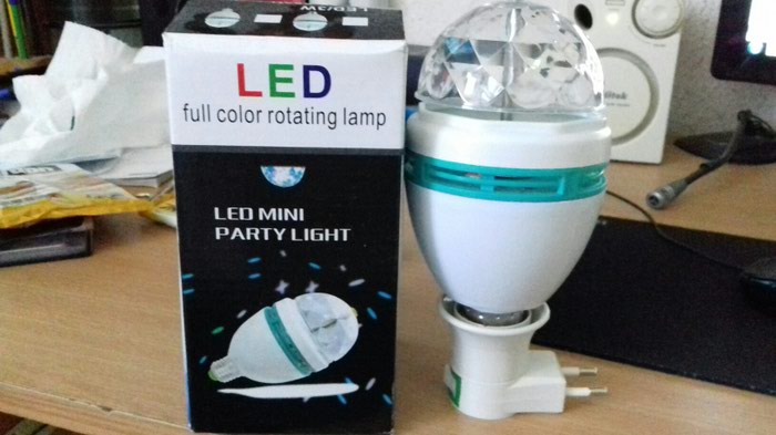 Led parti sijalica ima obicno grlo mozete je staviti umesto regularne