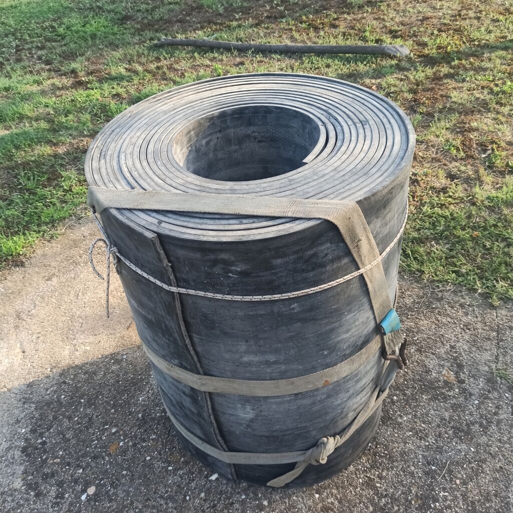 Gumena transportna traka širine 80cm, dužine 17,5. Veoma dobra traka