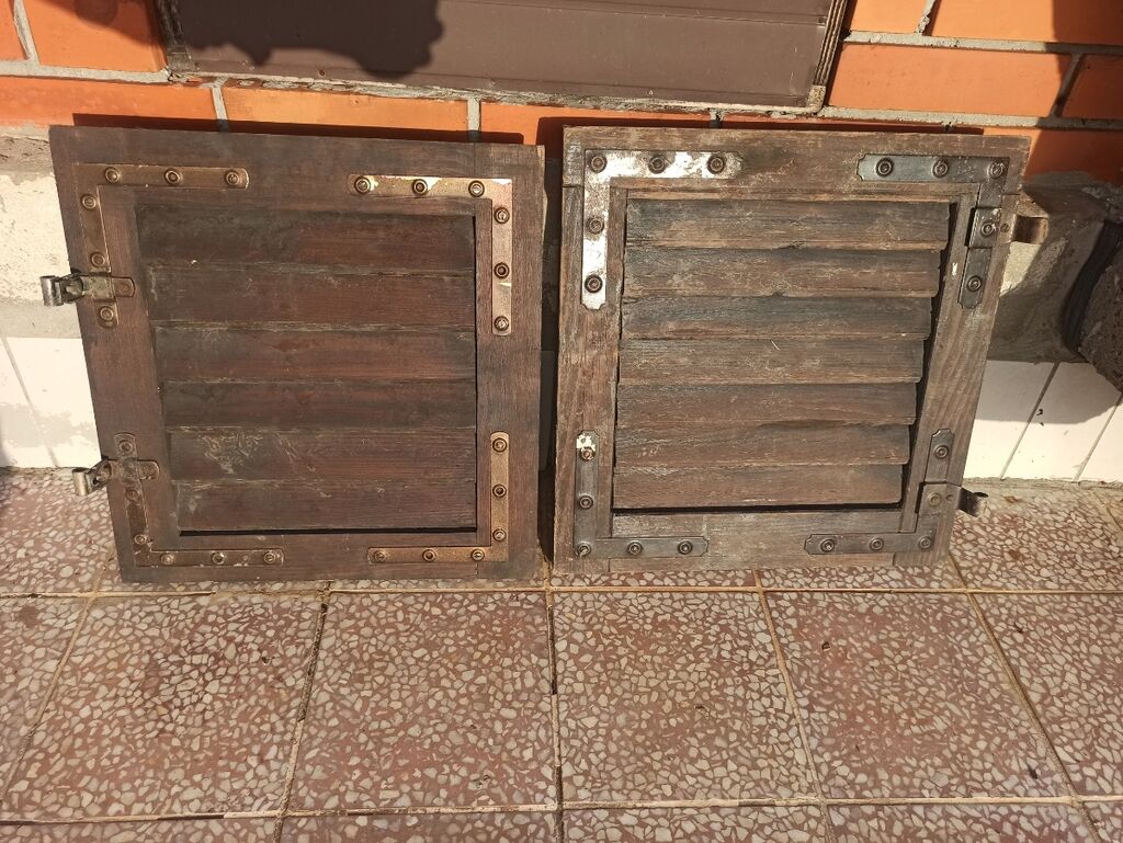 Kapci za male prozore. Spoljne dimenzije: 48(šir)x50(vis) i