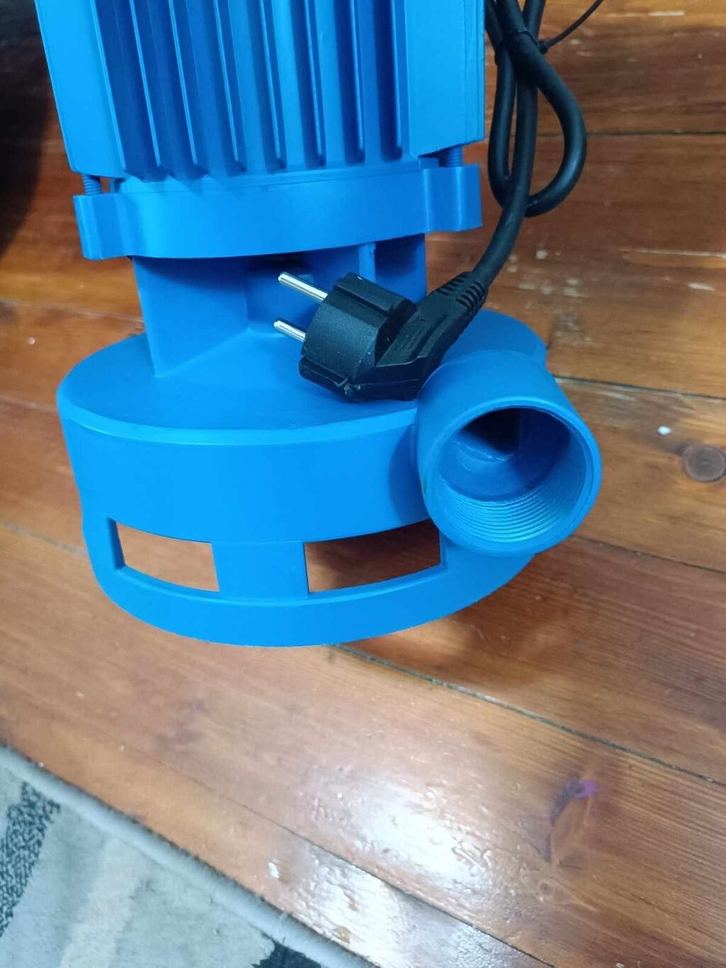 Baštenska pumpa HelzPumpa za vodu  snage 725w. Ulaz i izlaz na pumpi