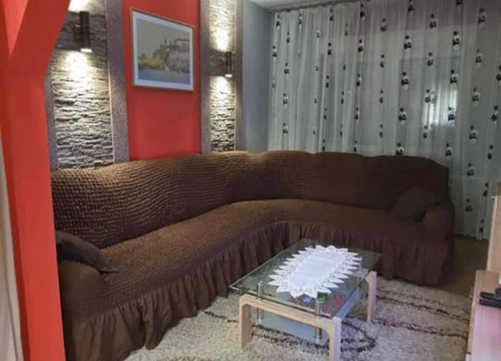 Prekrivač za ugaonu sa karnerima- cena 4300 dinara. Prekrivač za