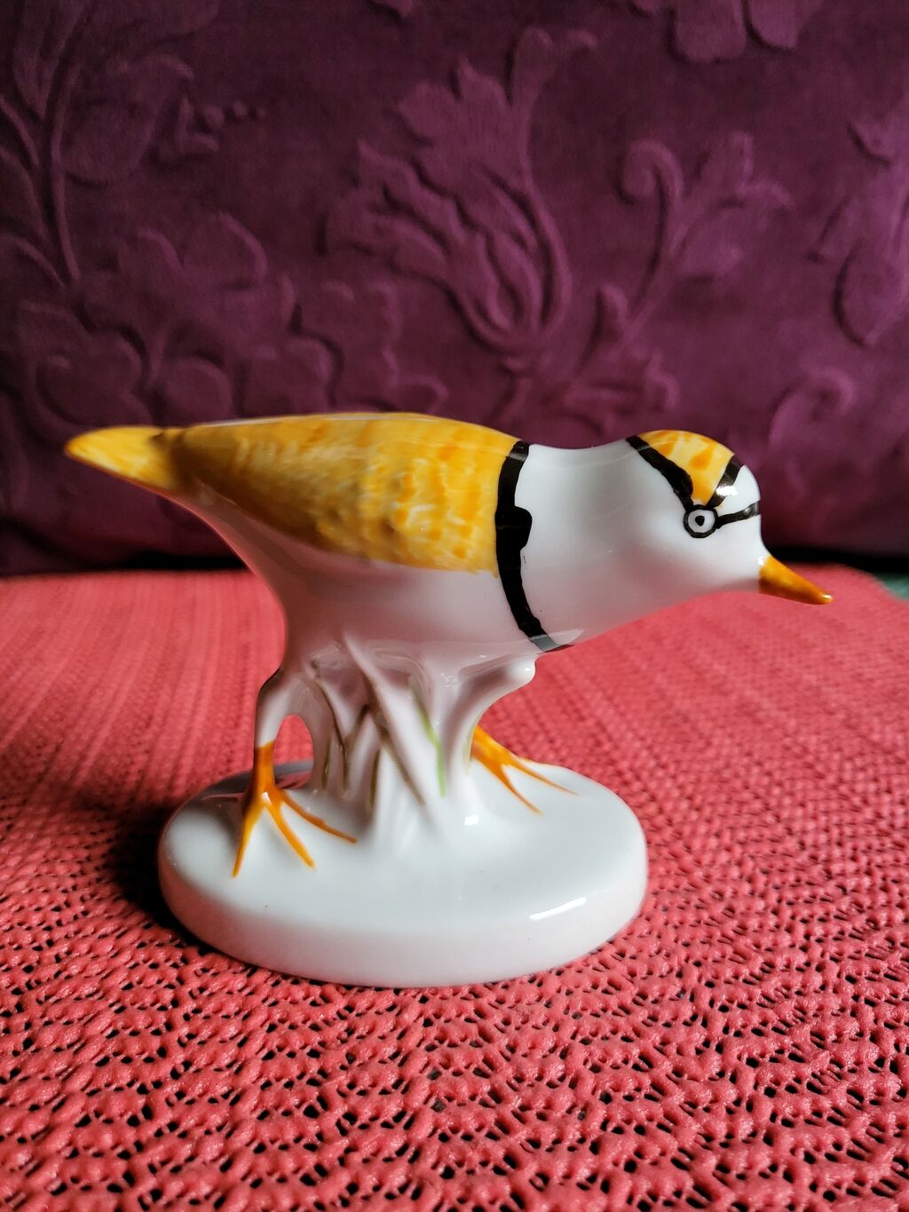 Figura nova porcelanska 70te. Visina. 7cm. Duzina. 11,5cm