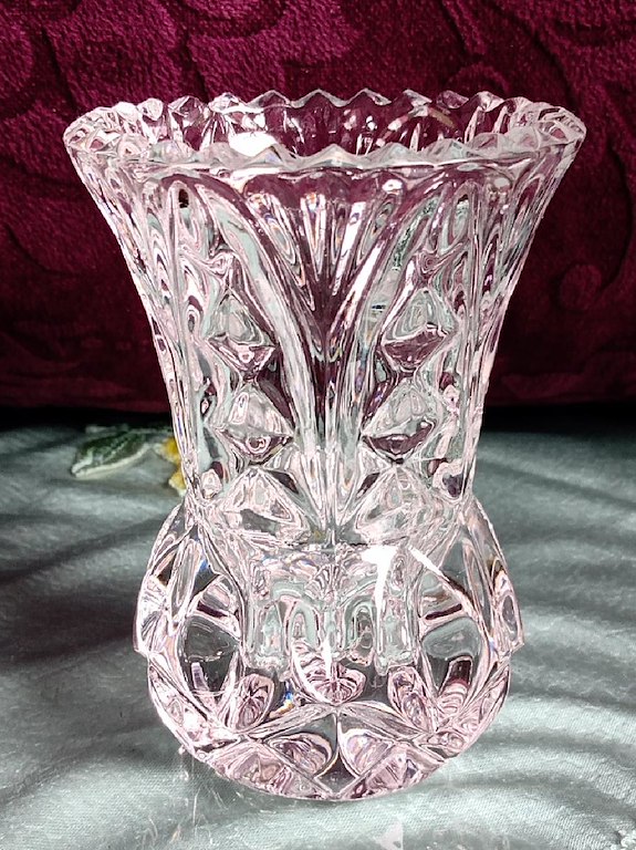 Kristalna nova vaza. Visina. 9,5cm. precnik gornji. 7cm
