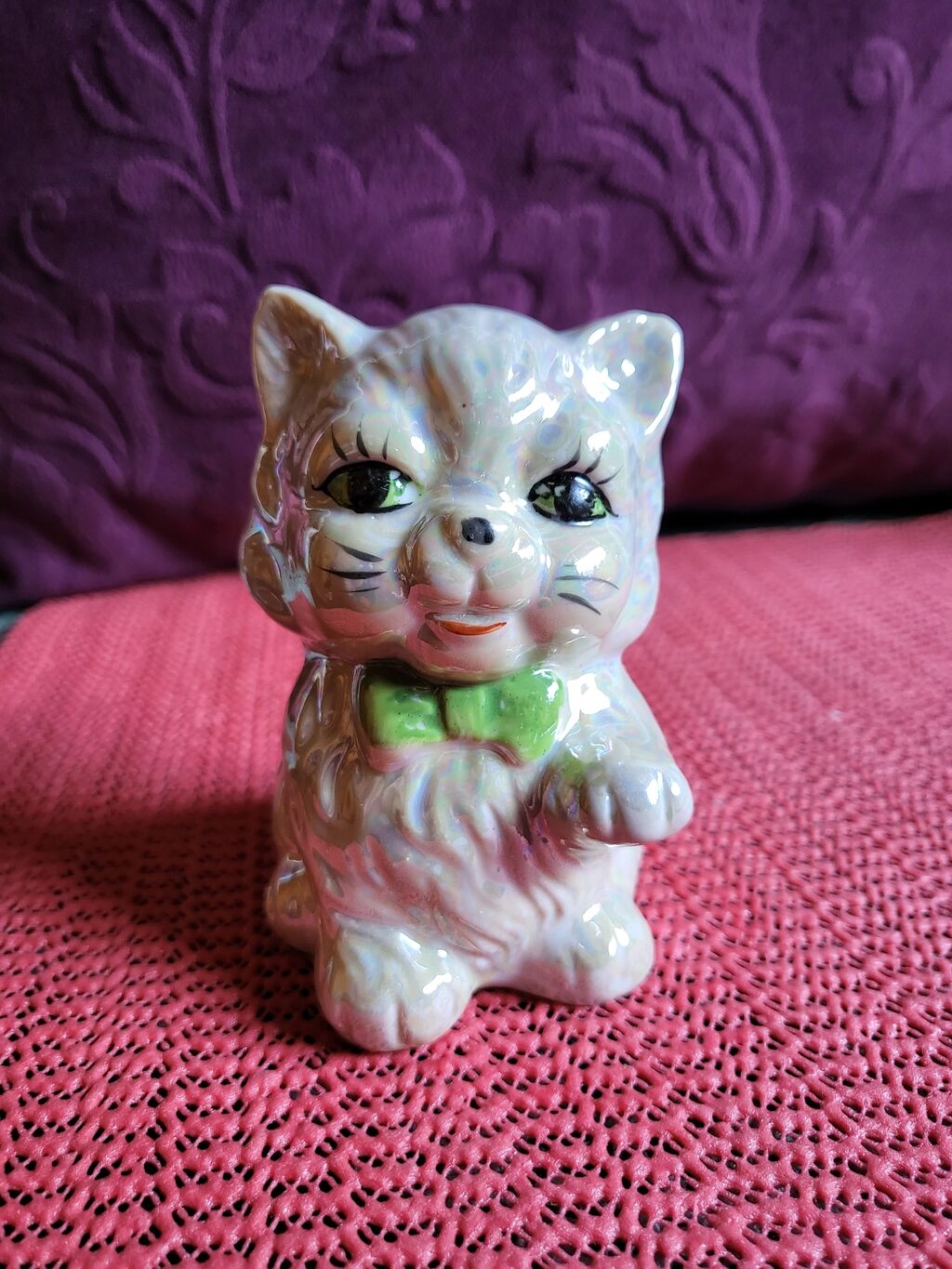 Figura nova,vintaz,porcelanska sa sedef glazurom. Visina. 9cm