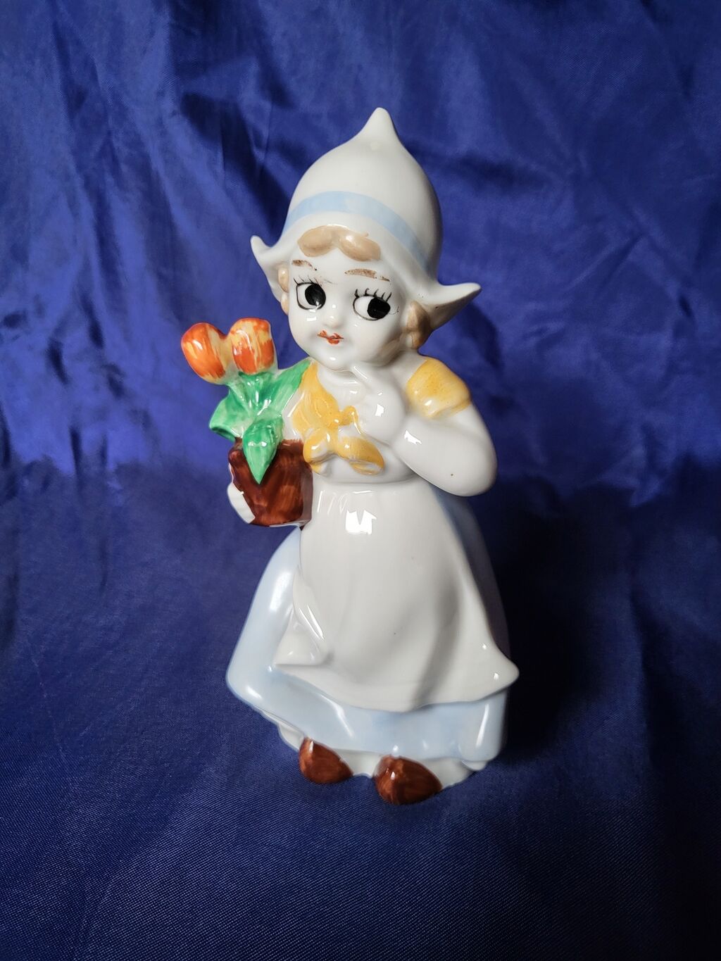 Figura nova,vintaz,holandjanka sa lalama porcelanska. Nova