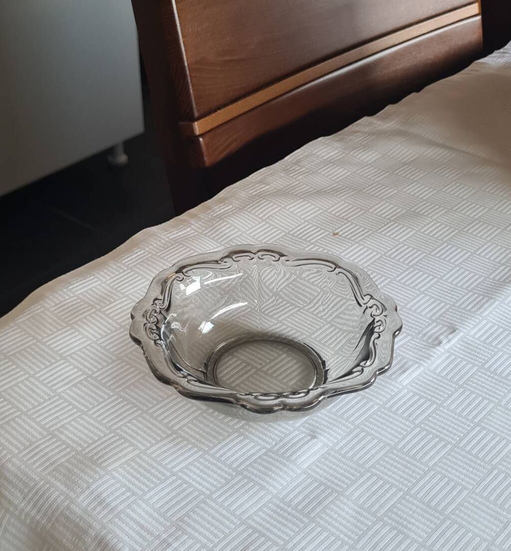 Tacna od sivog stakla za slatko, prečnik 12 cm
