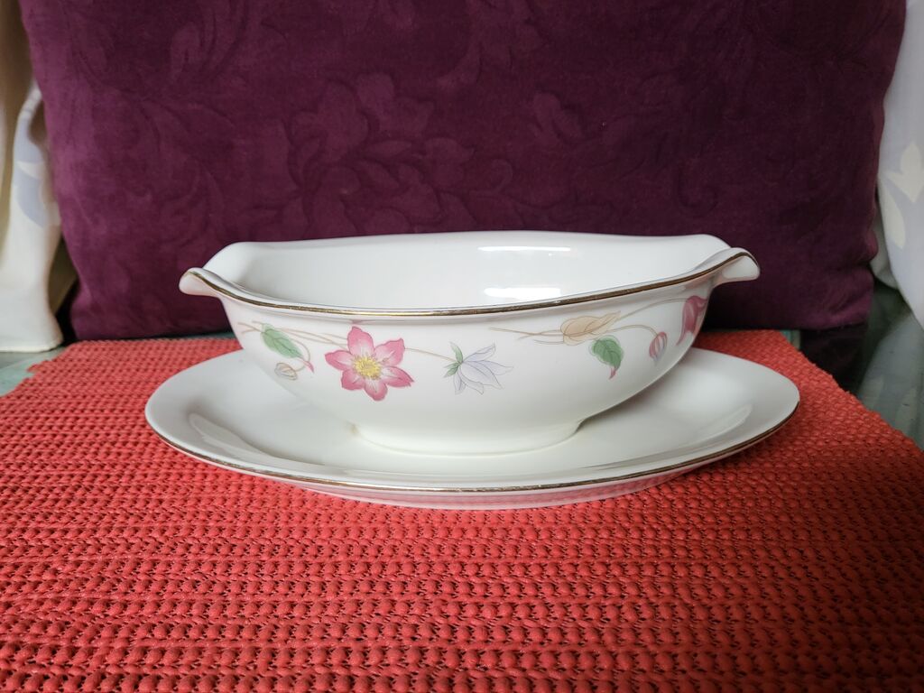 Sosijera vintaz porcelanska nova. Sosijera bez ostecenja. pozlata