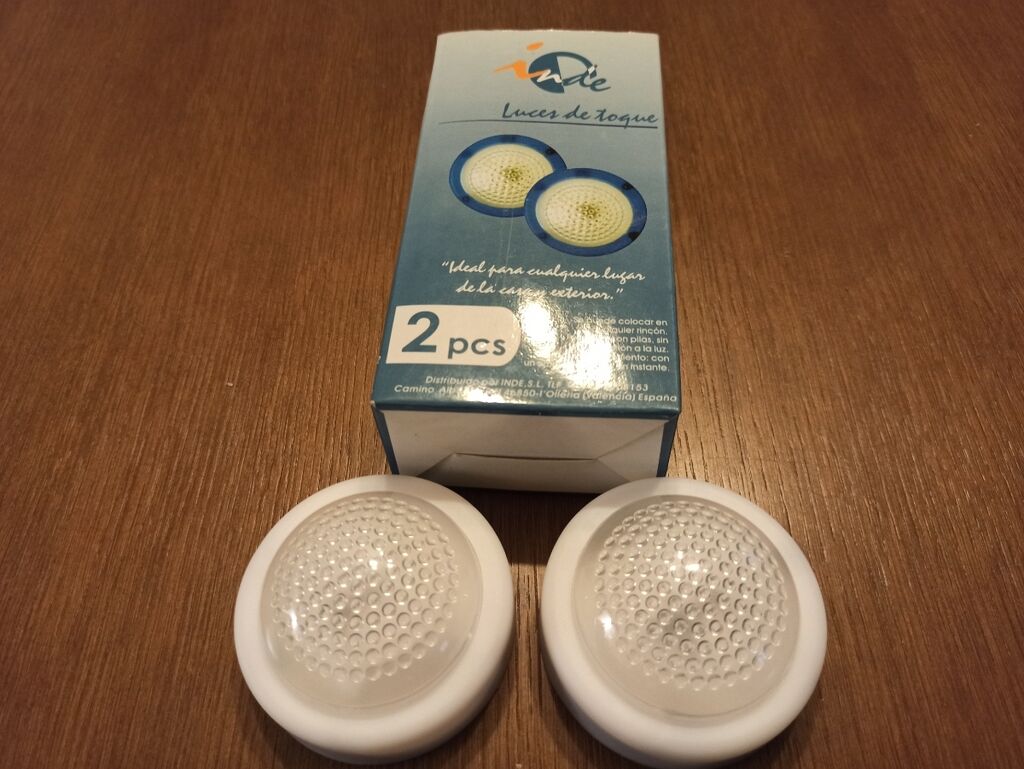 Dve male zidne lampe na baterije (AAA 1,5V) Mogu da posluže kao noćne