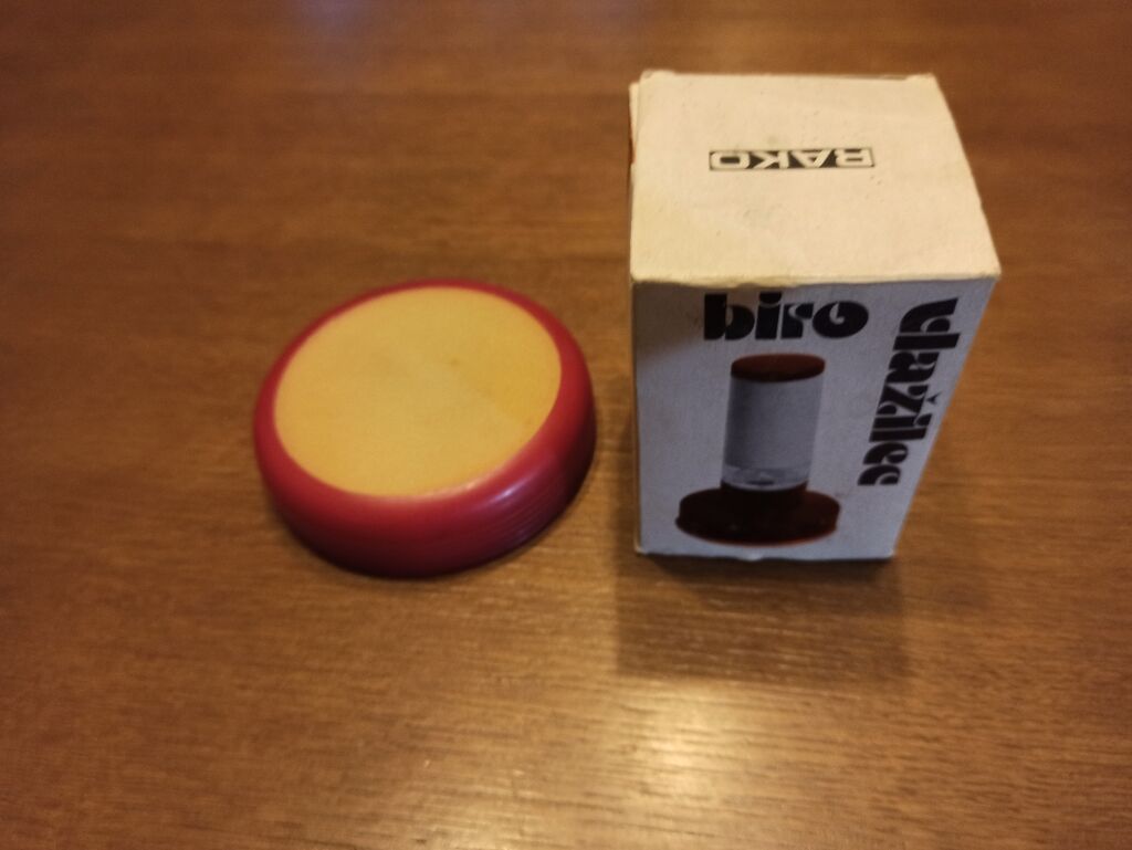 Biro ovlaživač. Pribor koji pomaže onima koji pripremaju veliki broj