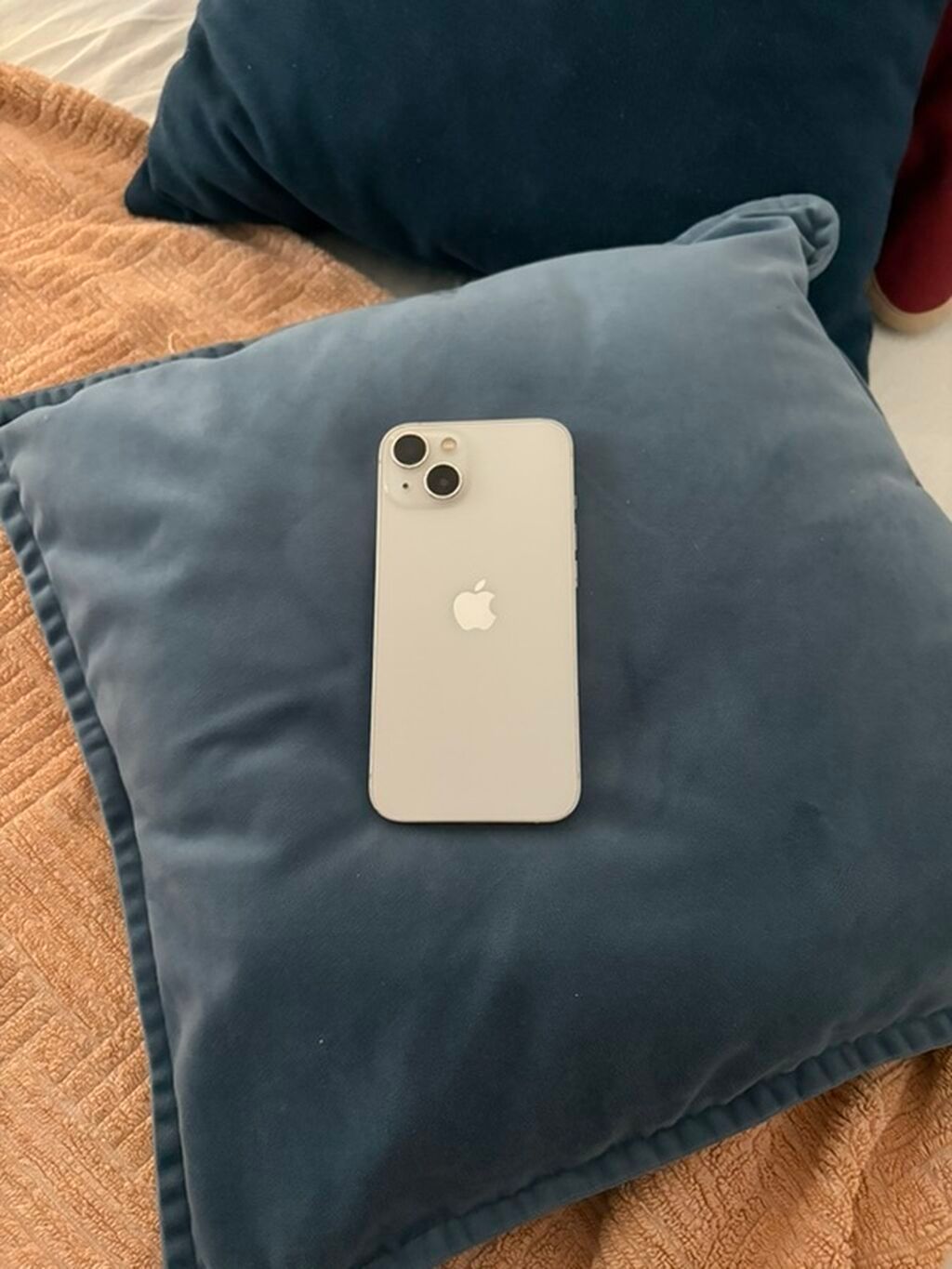 Beli pametni telefon iPhone 13 mini sa dve kamere, pogodan za