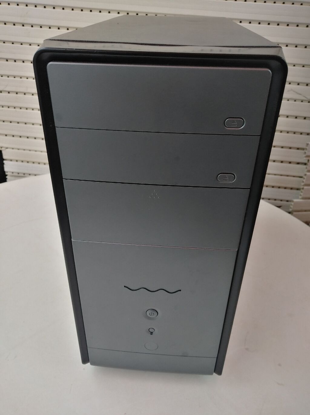 Ispravan racunar  e8400 .3.00ghz  4 gigajta rama  maticna ploca