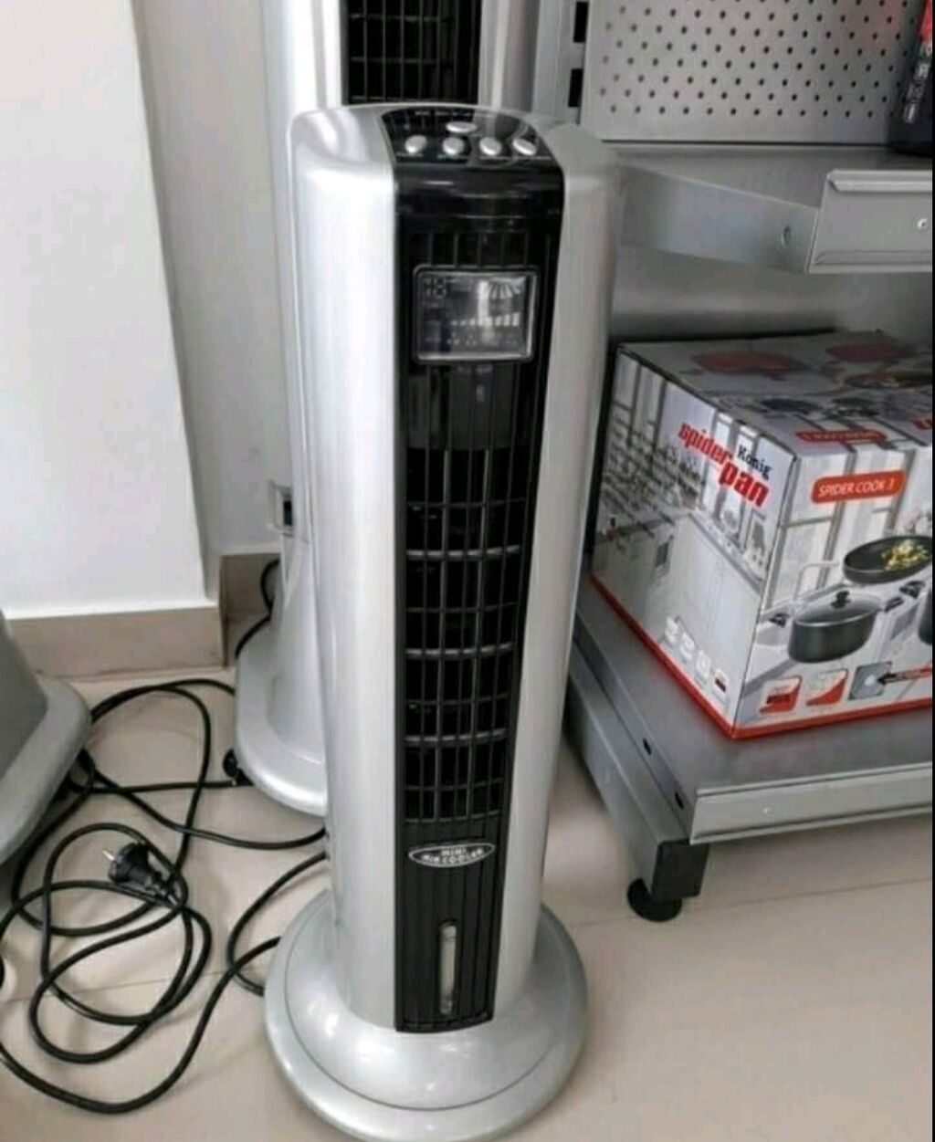 Stajaći rashladni uredjaj Cena 7999 din Snaga: 250 W Napajanje: 220 -