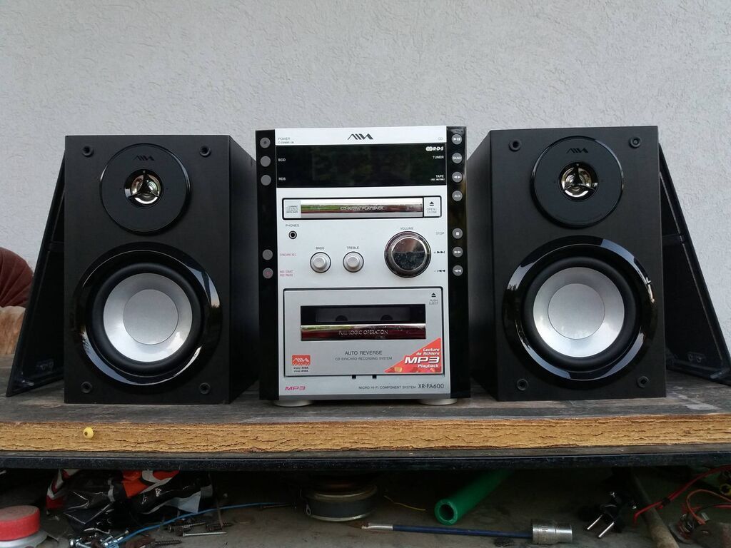 Aiwa xr-fa600= izlaz za wufer; zvucnici malo okrznuti spolja-vidi se