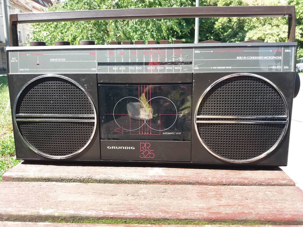 Grundig rr325. ispravan radiokasetofon. -radi i kaseta. fixno 25e