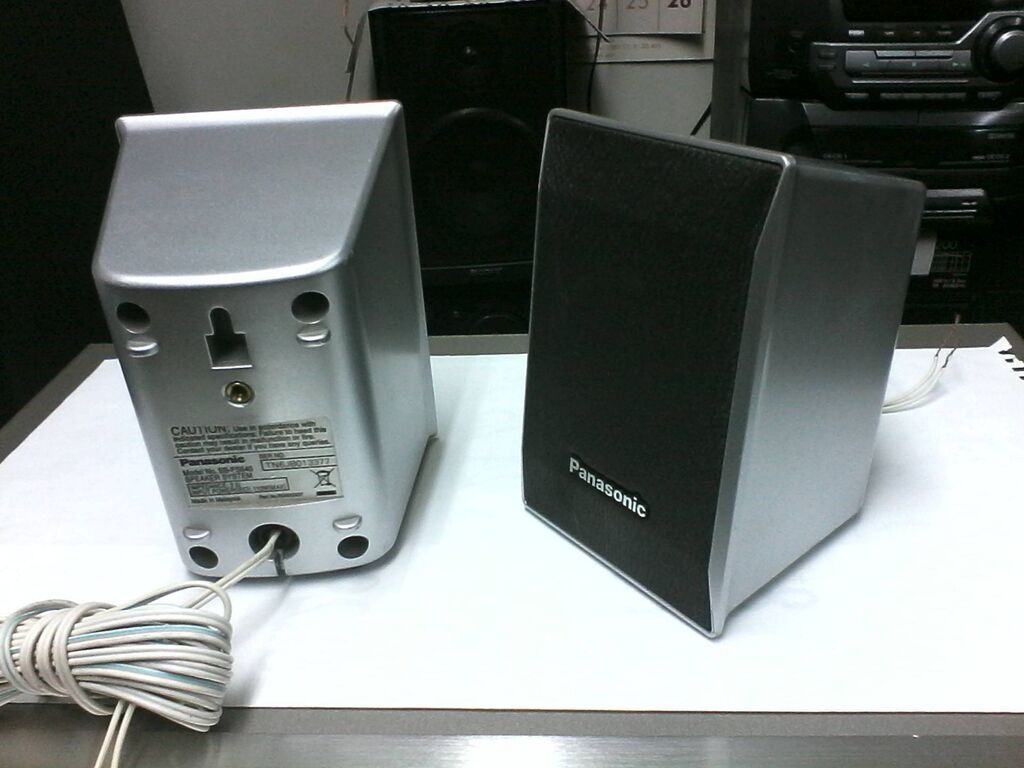 Panasonic- 2 satelita x 110 wati, sa kablovima, odlicno ocuvani;
