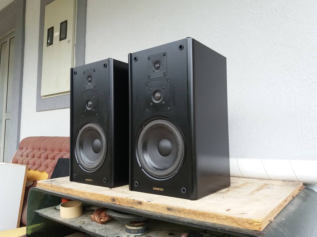 Onkyo sc-570; 8 inca ispravni zvucnici lepog zvuka. u kutiju fabricki