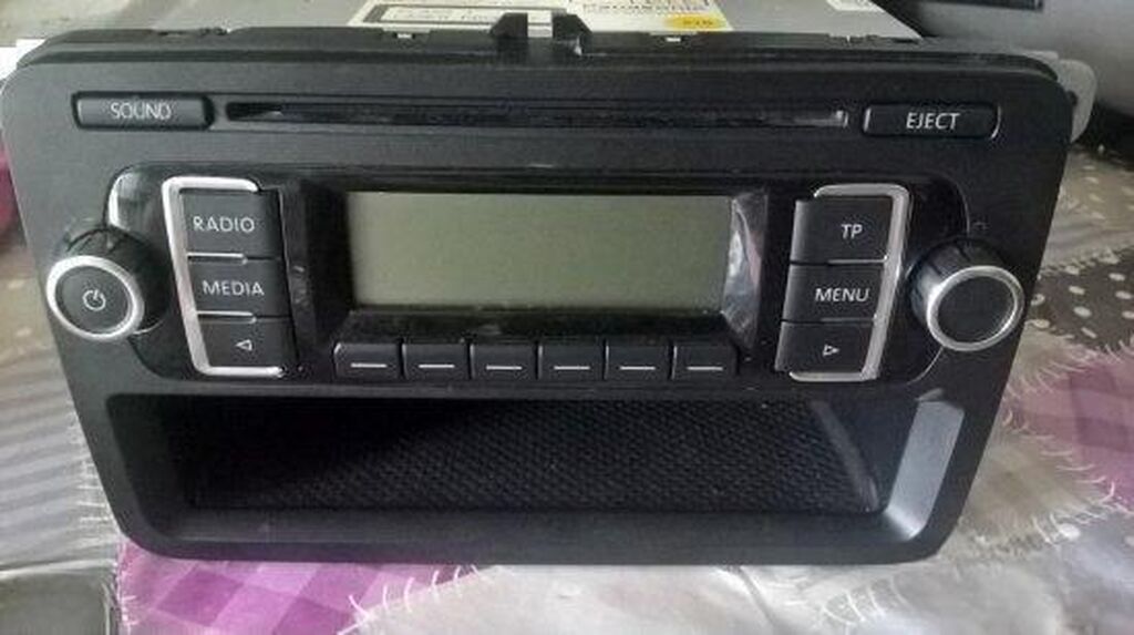 1. VW RCD 210/ Radio cd MP3 ID Oglasa: #115372350 Prijavi Informacije