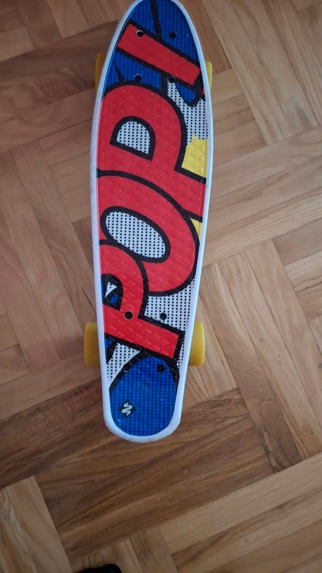 Mini kruzer skejtbord (penny board) sa grafikom u pop-art stilu. -