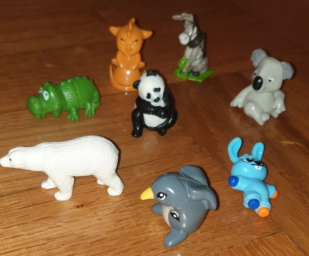 Kinder suprise igracke na komad razne zivotinje - beli medved, plavi