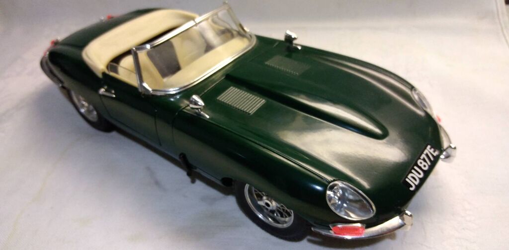 Burago Jaguar E type 1/18.Polovan je bez kutije,ali kao nov