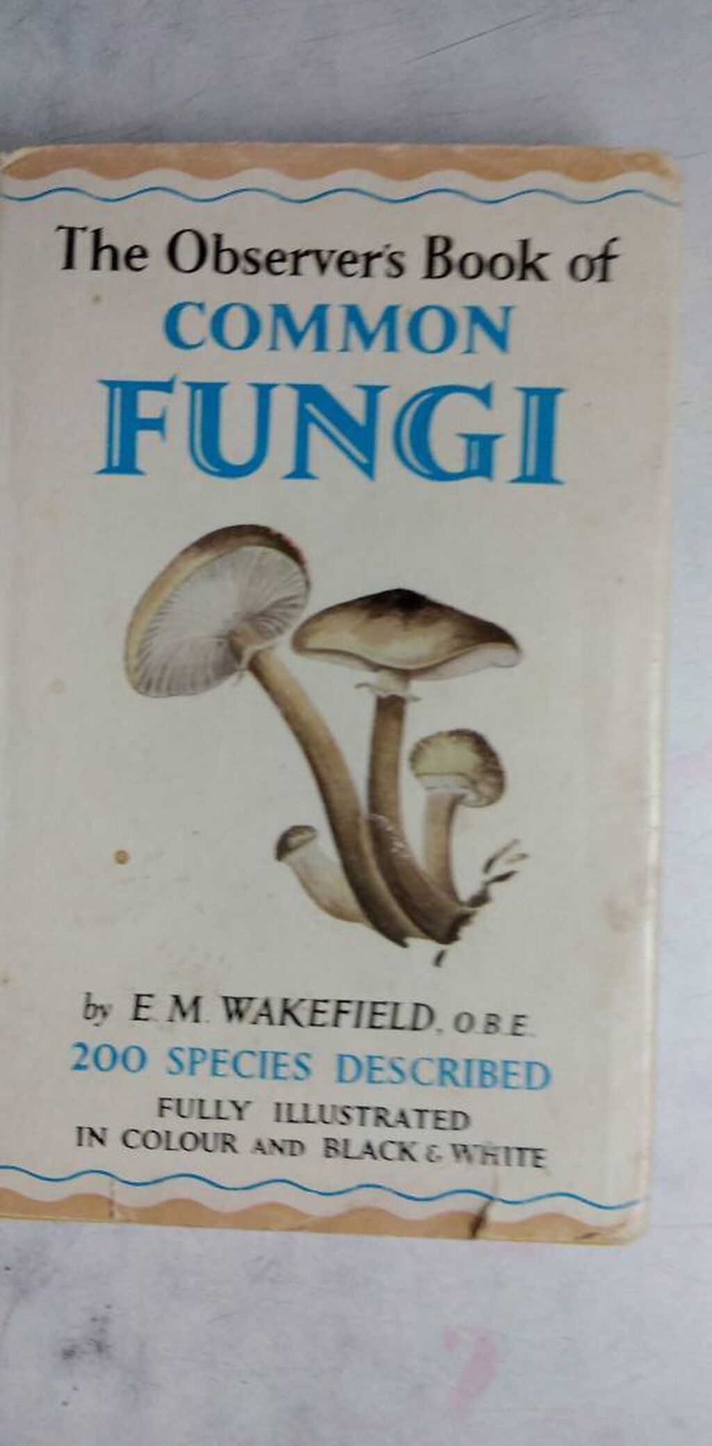 The Observers Book of Common Fungi (O gljivama) format 15 cm. 118 str