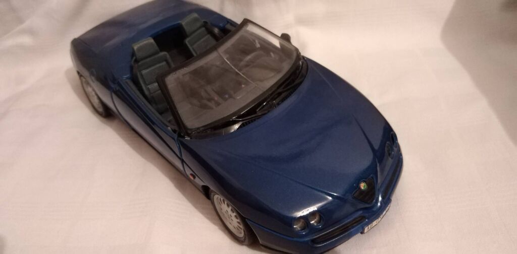 Maisto Alfa Romeo Spider 1:18 Thailand,fali z.branik,slomljeno staklo