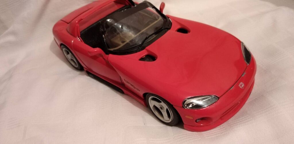 Burago Dodge Viper 1 /18, fali stakavljeno od folije).Fale nasloni