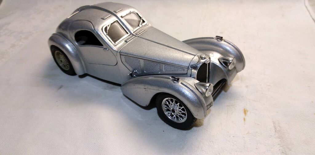 Burago Bugatti Atlantic 1936 silver 1:24 ocuvan,sva 4 tocka