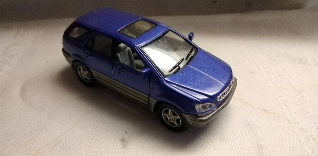 Kinsmart Lexus RX 300, 1:36 sa frikcionim motorom,ocuvan