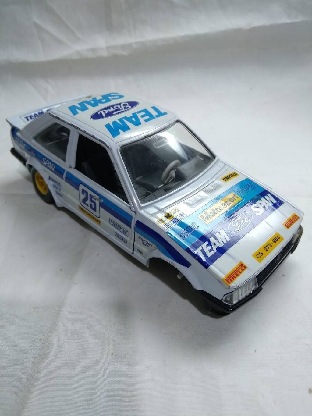 Burago Ford Eskort, Italy, 1:24,fali 1 tocak,1 far i deo zadnjeg