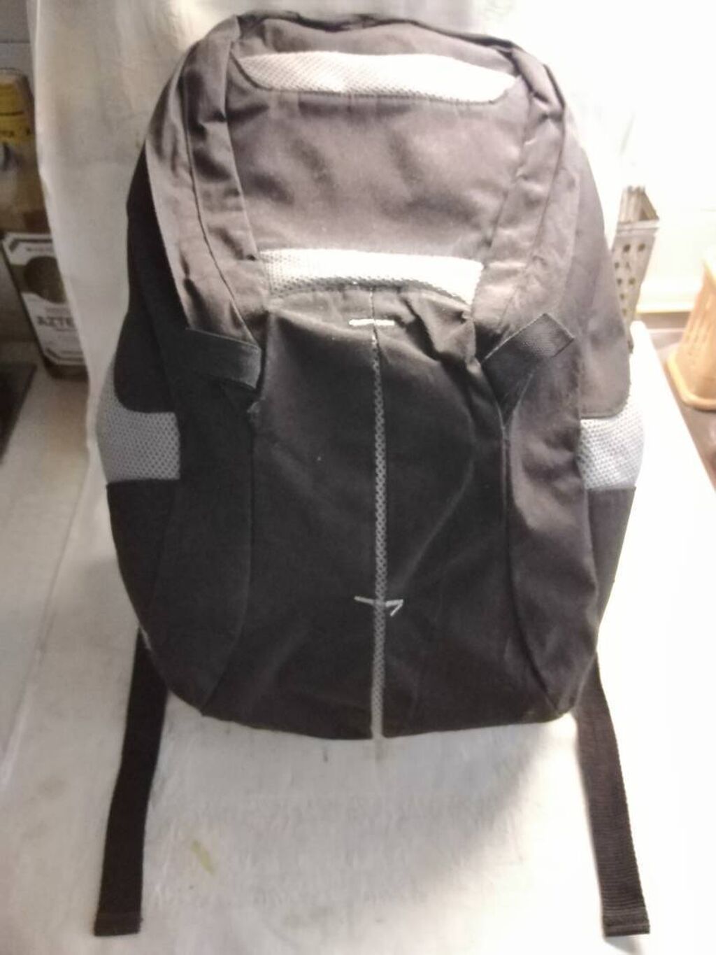 Ranac Kappa manji 44 x 20/29 cm.poliester malo ostecen i siven spolja