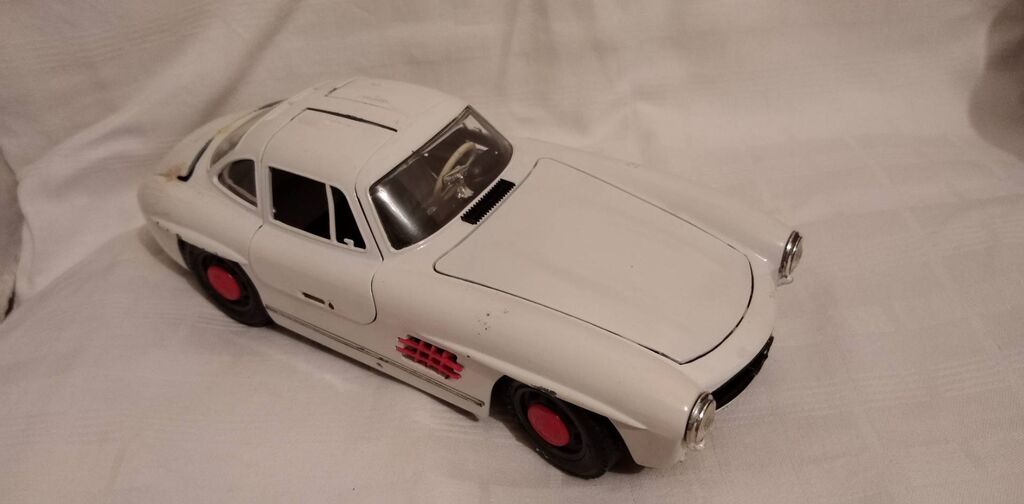 Burago mercedes benz 300 sl, 1:18 fale oba branika,zalepljena z.hauba
