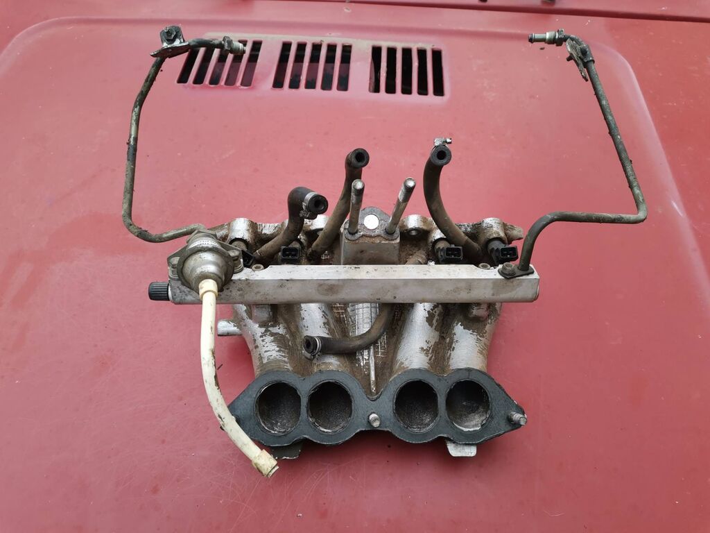 Usisna grana sa diznama Lada 21214 Niva. Polovno, očuvano. Skinuto sa
