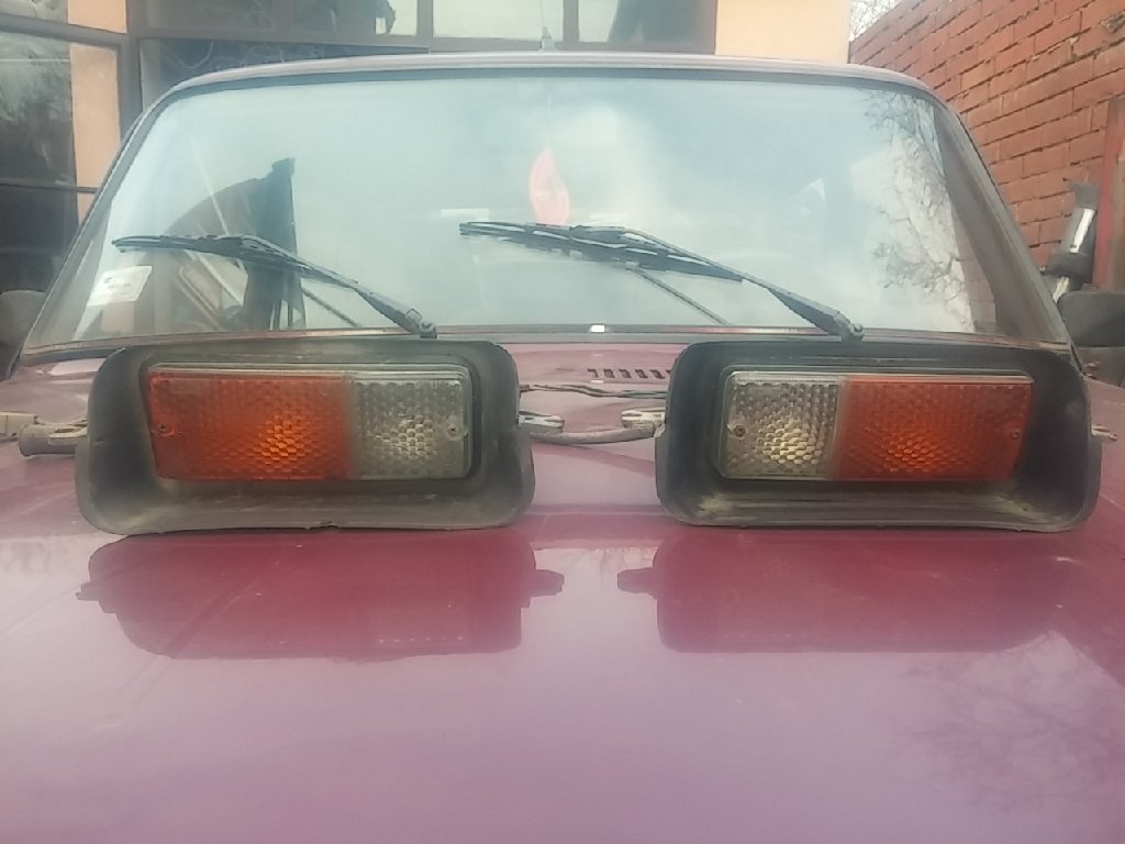 Prednji zmigavci Lada 2121,3 Niva. Levi i desni kompltni sa kucistem