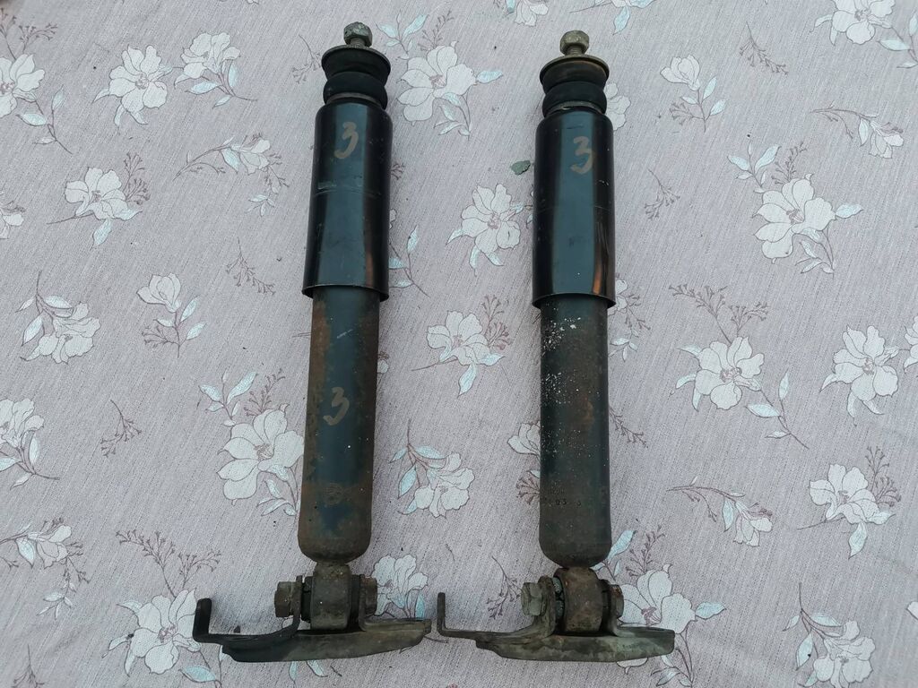 Prednji amortizer Lada 7 Riva br.3. Polovno, kao novo. Malo bilo na