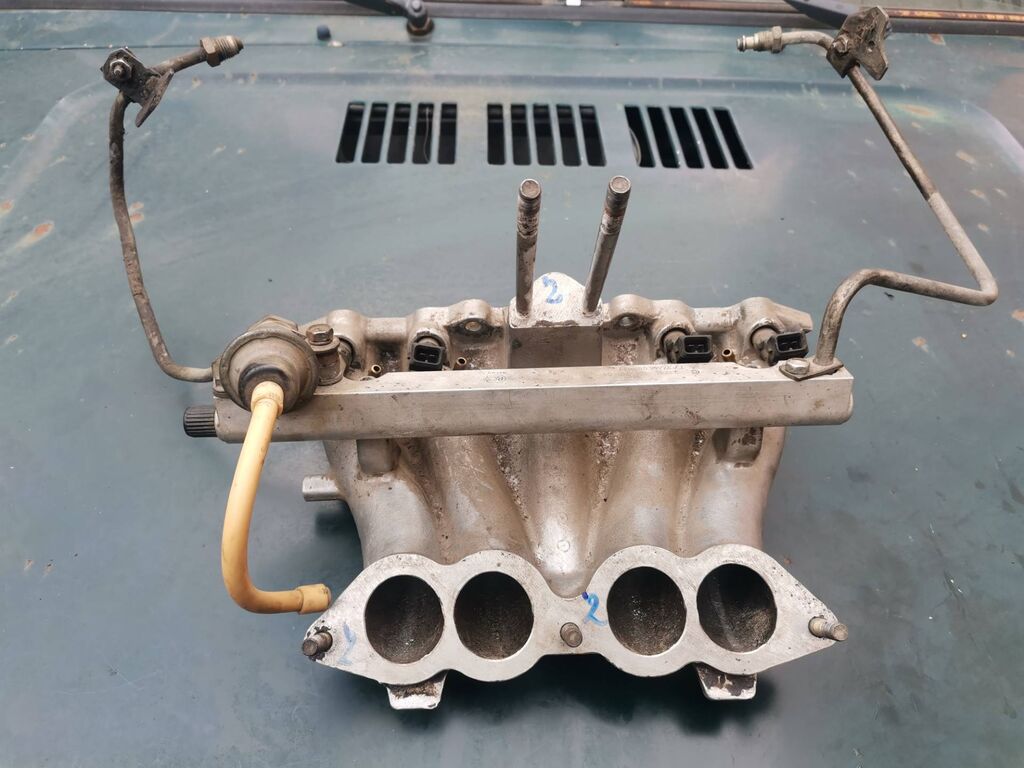 Usisna grana sa diznama Lada 21214 Niva br.2. Polovno, očuvano