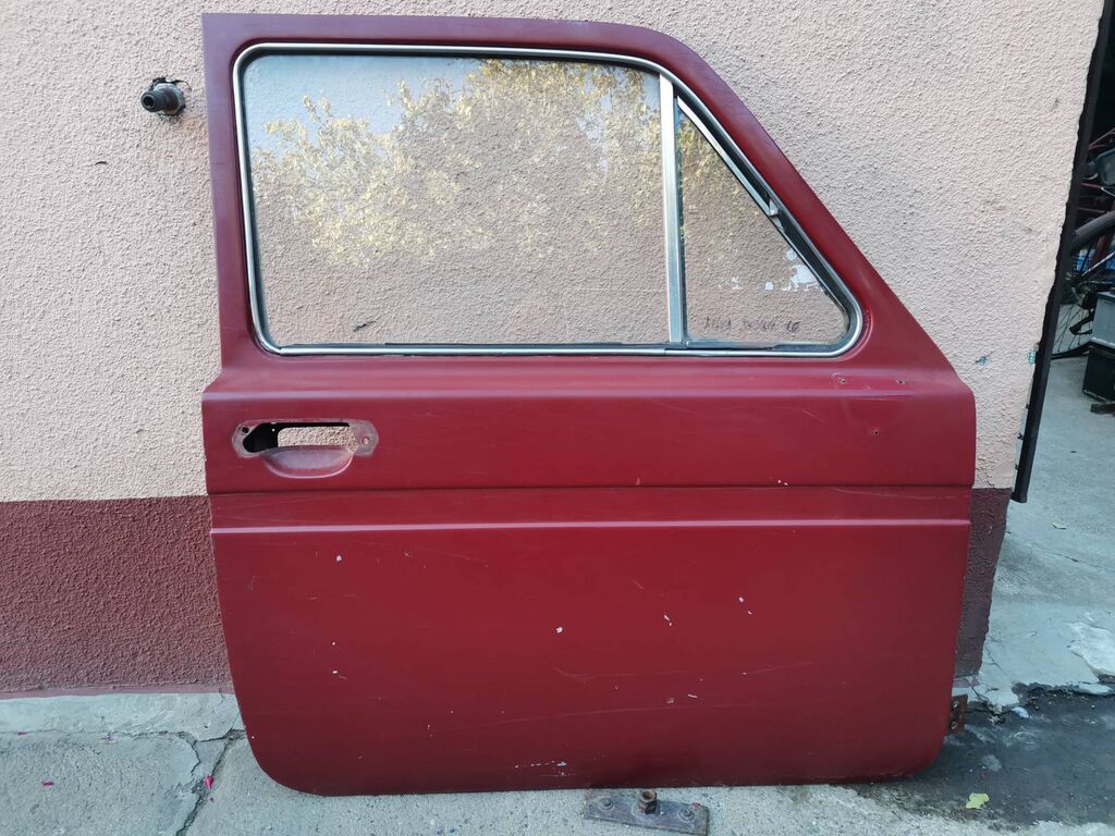 Vrata desna Lada 2121 Niva. U crvenoj boji. Polovna, zdrava. Skinuta