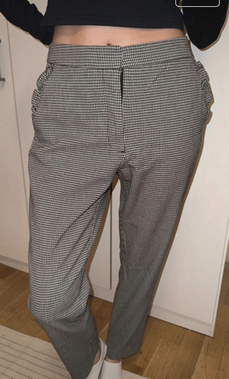 Klasične crno-bele pantalone ZARA
