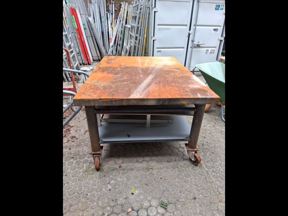 Prodaje se Table de soudure en metal sur roue stol za zavarivanje na aukciji