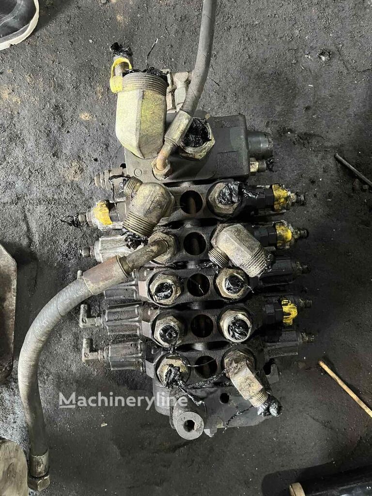 Manitou 231239 hidraulični razvodnik za Manitou MLT 629 TURBO SA, MT 932 TURBO SA, MLT 730 TURBO POWERSHIFT SA, MT 932 SA, MLT 730 120 LS TURBO SA, MLT 633 LS TURBO SA, MT 732 SA, MLT 633 120 LS P...