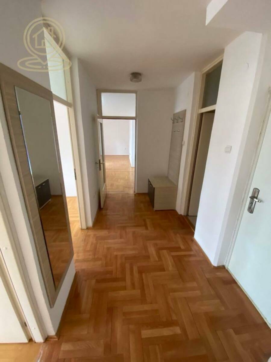 Izdaje se dvoiposoban stan od 73m² – Drugi sprat, sređen, velika terasa –