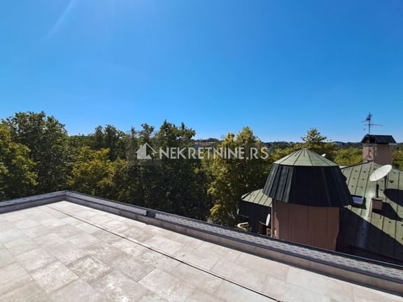 Prelep osunčan penthouse preko puta Atletske dvorane