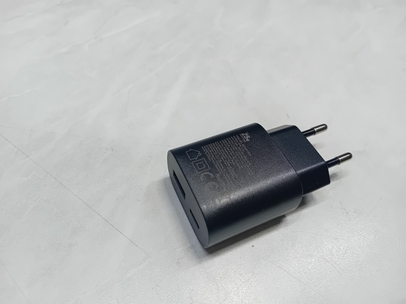 25w punjac za telefon usb i usb c ,5v 3a nov ispravan