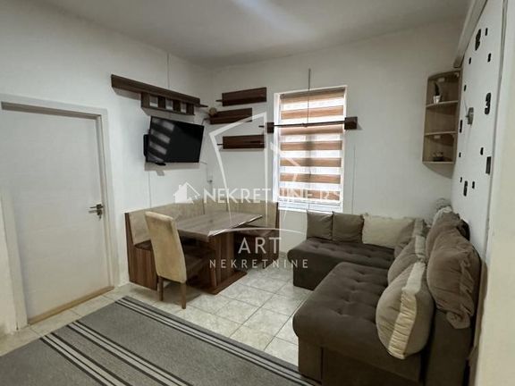 Stari grad, izdaje se kuća, renovirano ID#9496