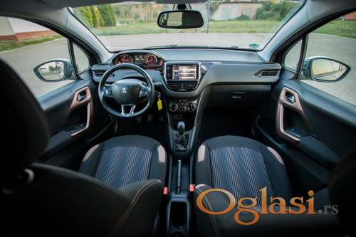 Peugeot 208 sa dosta opreme