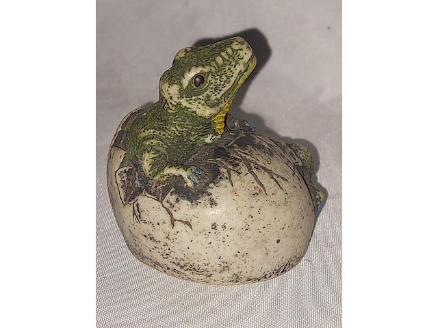 Mala Figura Mladunca Krokodila/Dinosaursa iz Jajeta od
